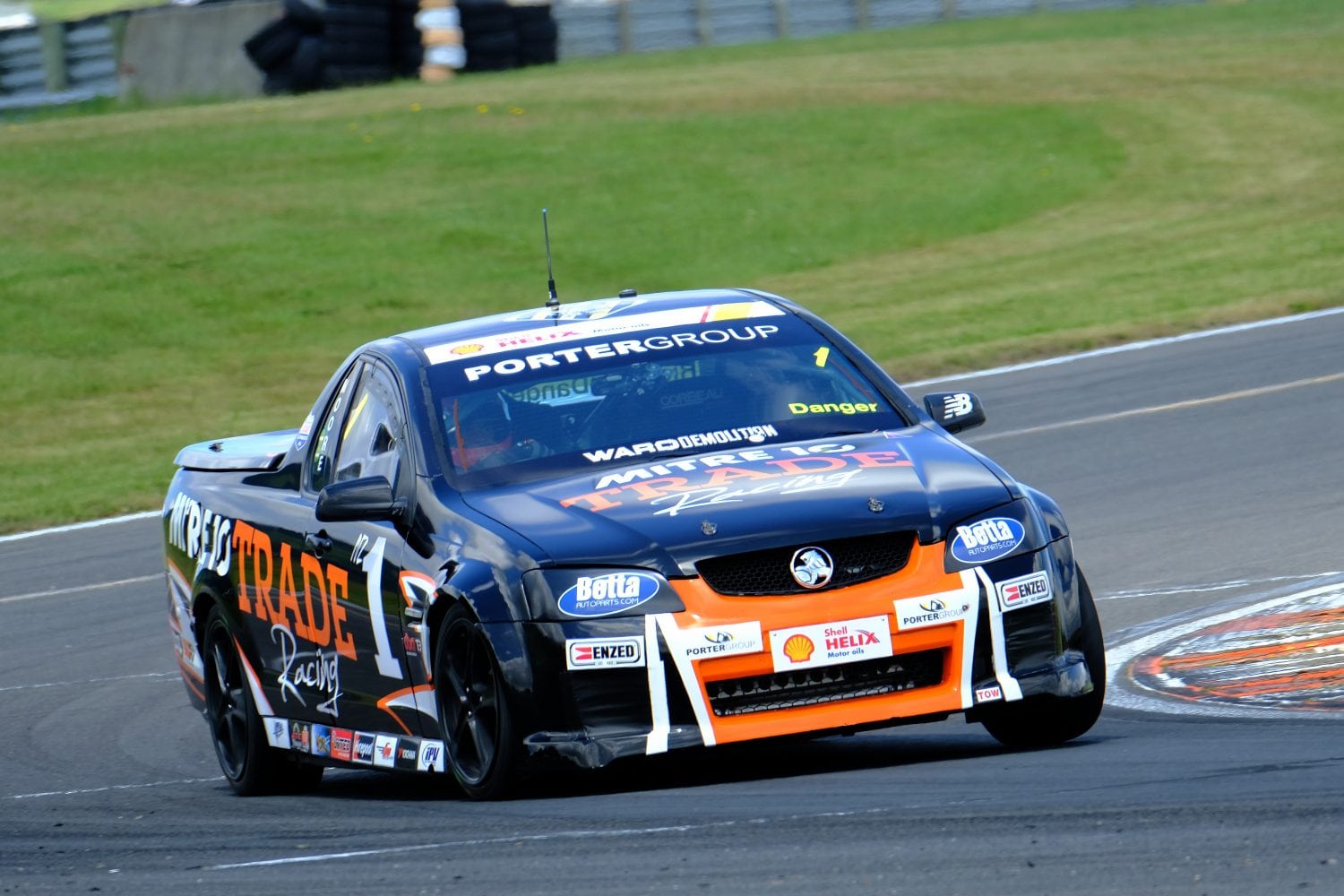 Shell Lubricants Sponsor Portergroup V8 Utes - Tyreline New Zealand